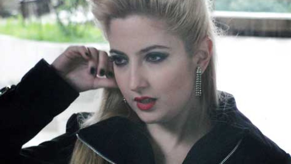 Denise Murz estrena el video clip de "Un minuto más" | Exitoina