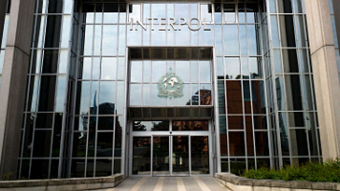 Para ubicar a 200 fugitivos en América del Sur, Interpol pide ayuda en ...