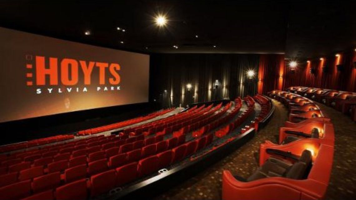 Negocian la venta de los cines Hoyts en el país | Fortuna