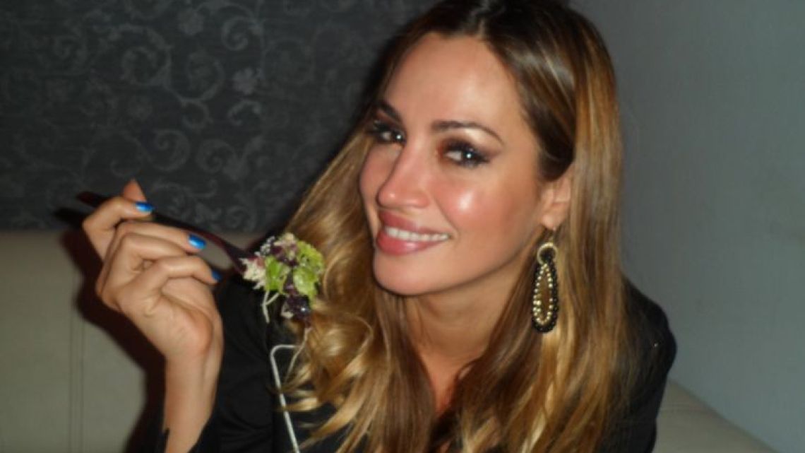 "Cuatro colas y un funeral", de festejo por los 25 mil | Exitoina