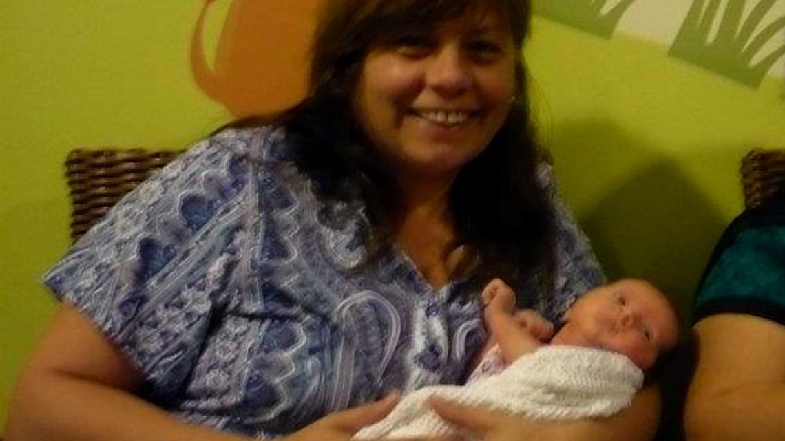 Alquilaron un vientre en India y no les dejan sacar a la beba del país ...