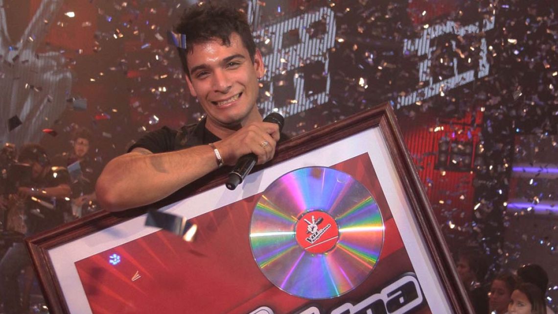 Gustavo Corvalán firmó su primer contrato discográfico | Exitoina