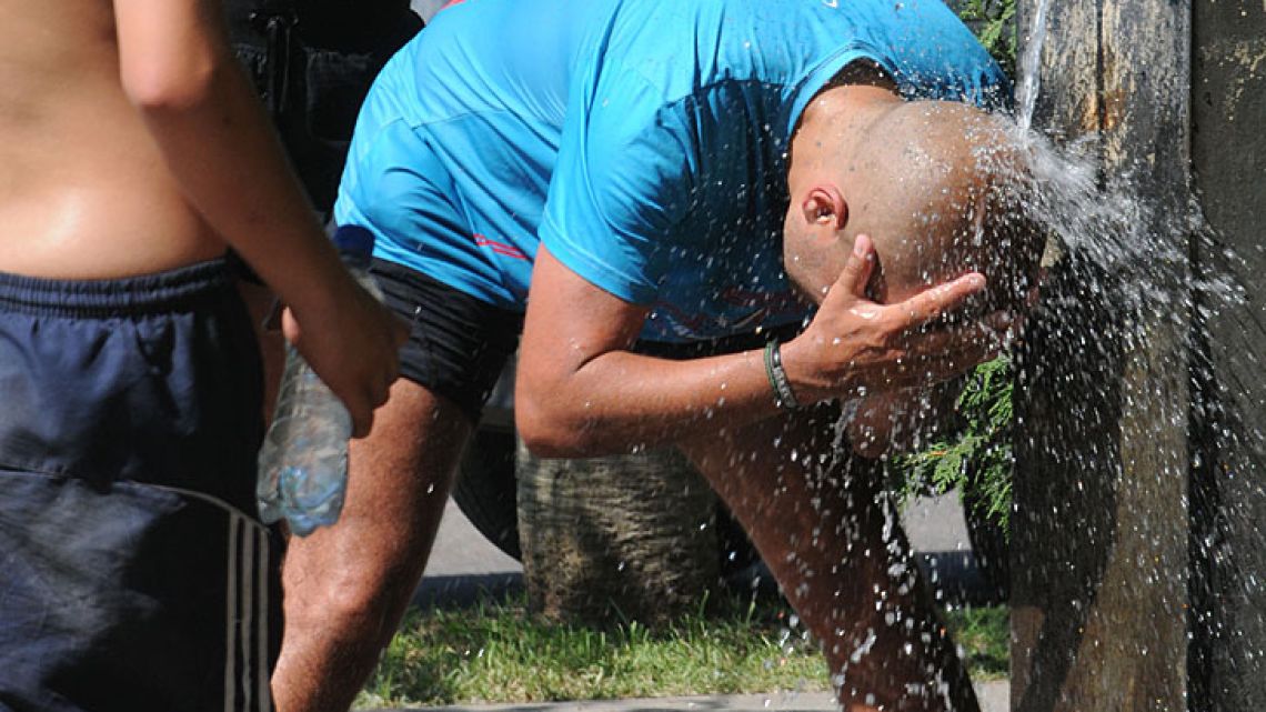 Caliente | Se mantiene el alerta rojo por las altas temperaturas | Perfil