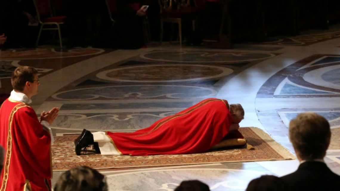La postración del papa Francisco | Perfil
