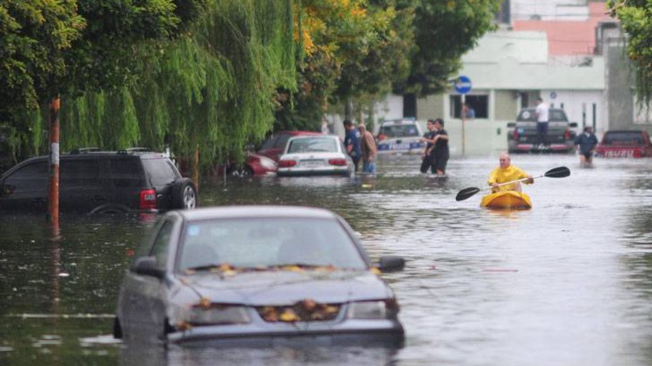 Cómo proceder con un auto inundado | Parabrisas