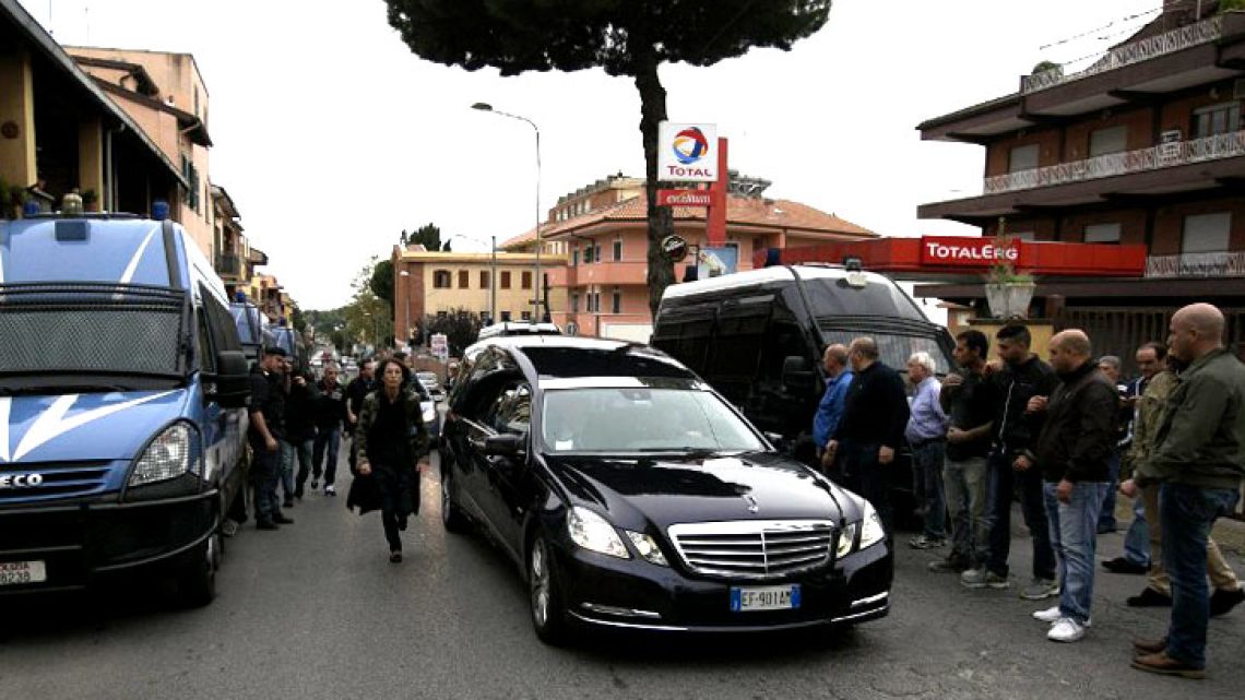 En medio de disturbios, se suspendió el funeral de Priebke en un pueblo ...