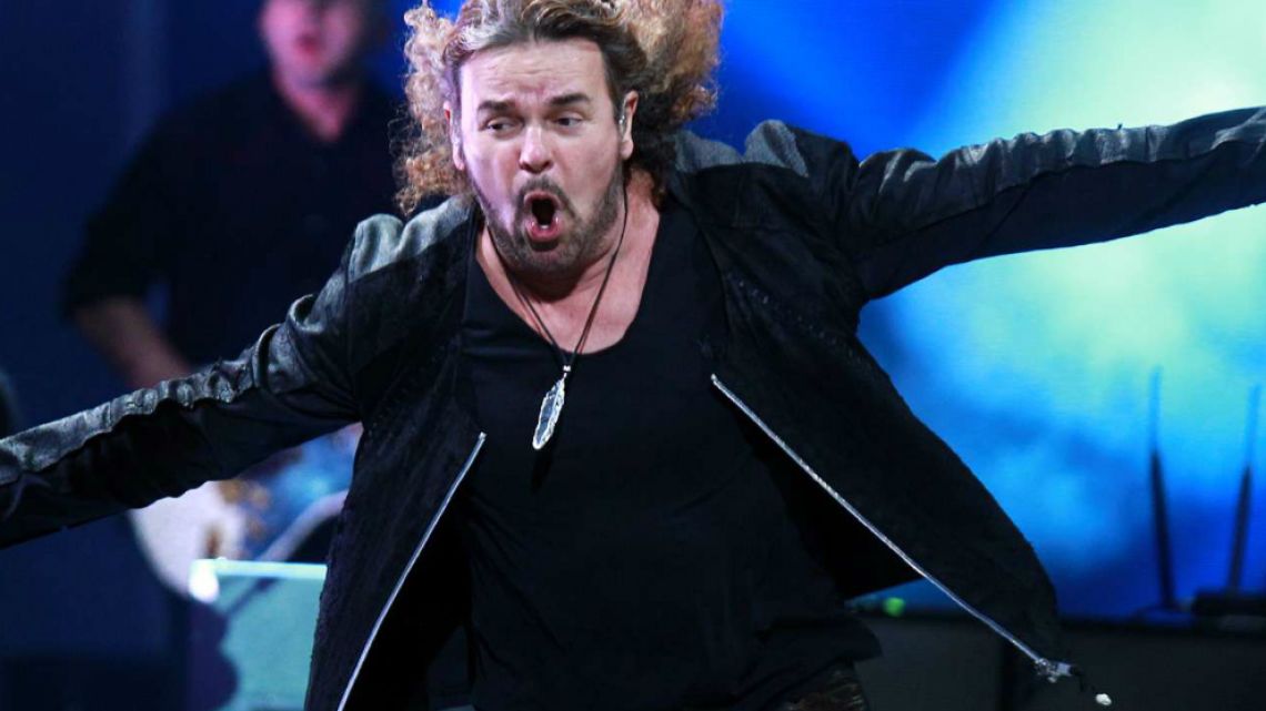 La caída del cantante de Maná en pleno show | Exitoina