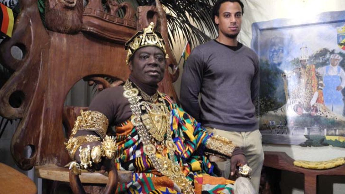 La insólita vida del rey africano que gobierna vía Skype | Perfil