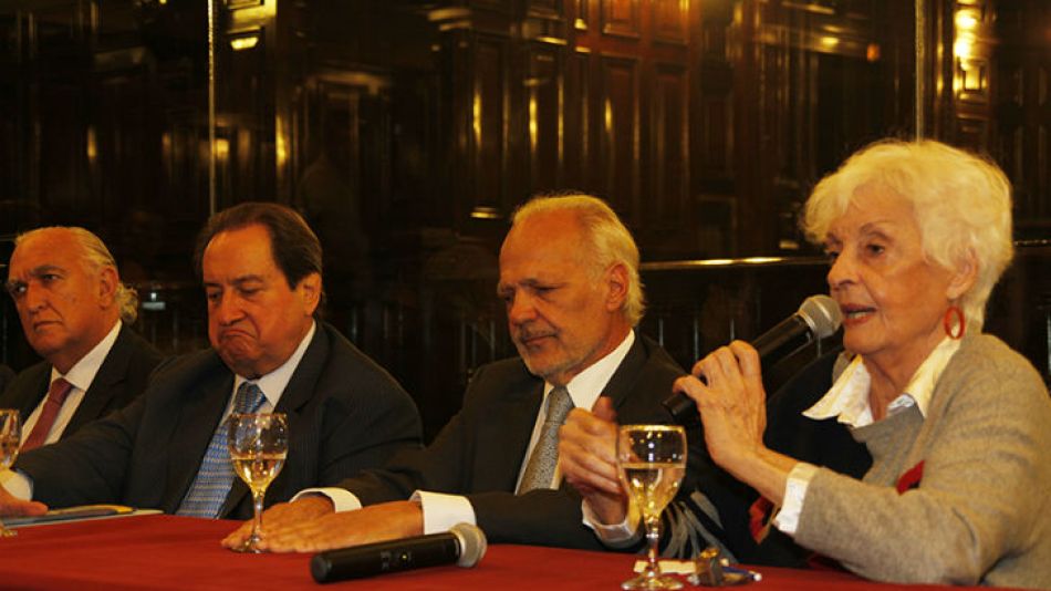 A 30 años del juicio a las Juntas, homenajean al fiscal Strassera en el ...
