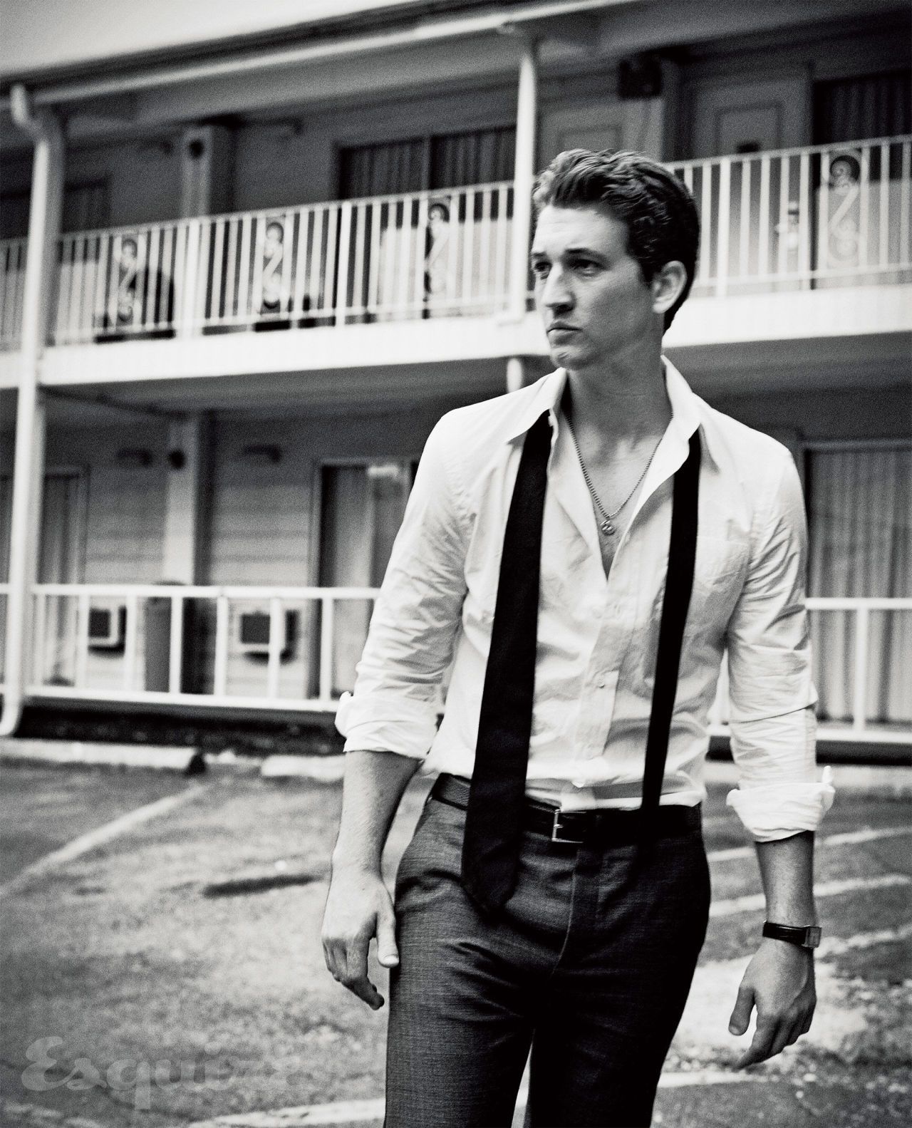 Miles Teller posa sensual para una revista | Exitoina