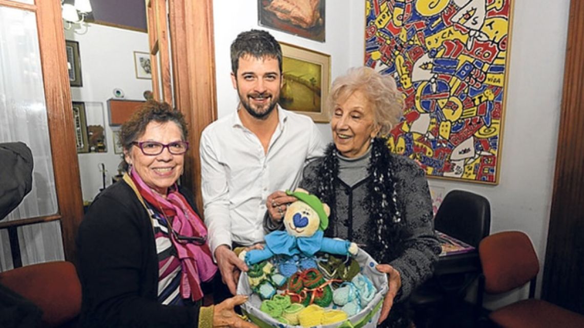 Camilo Vaca Narvaja, sorprendido por el ajuar recibido para la “nieta ...