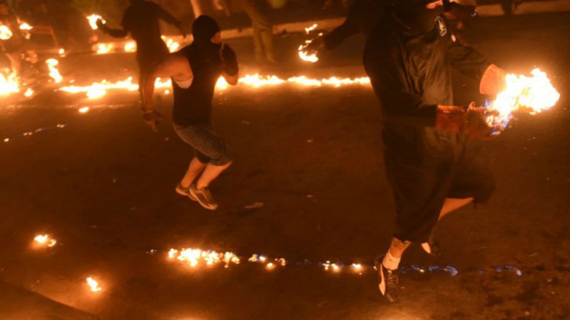 La imponente batalla de bolas de fuego en El Salvador | Perfil