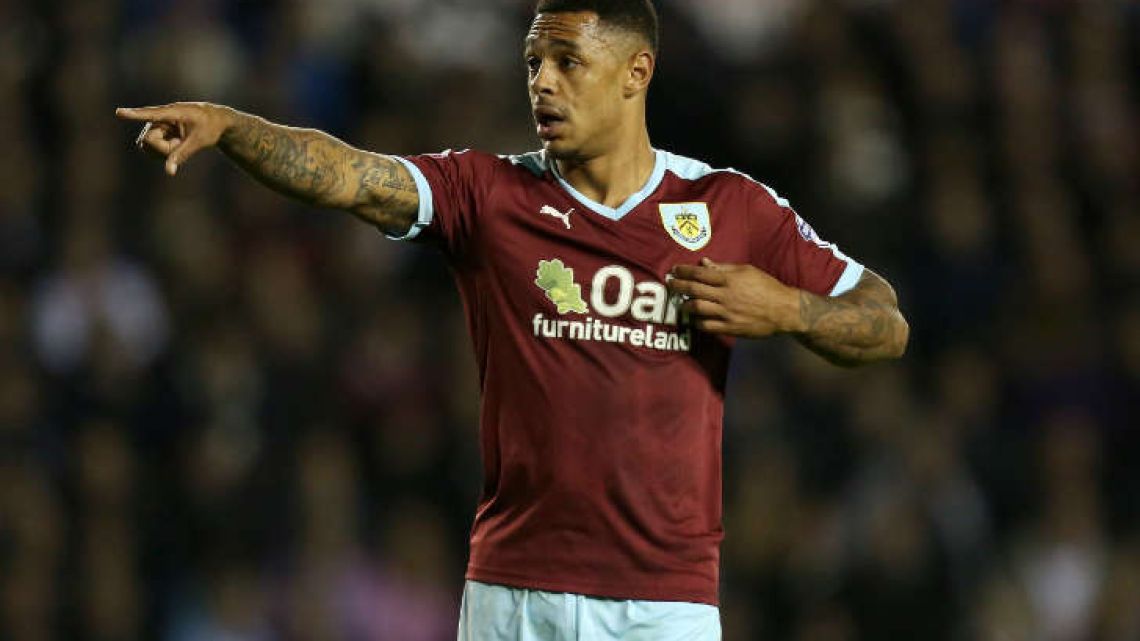 Suspenden a futbolista inglés por tweets homofóbicos | 442