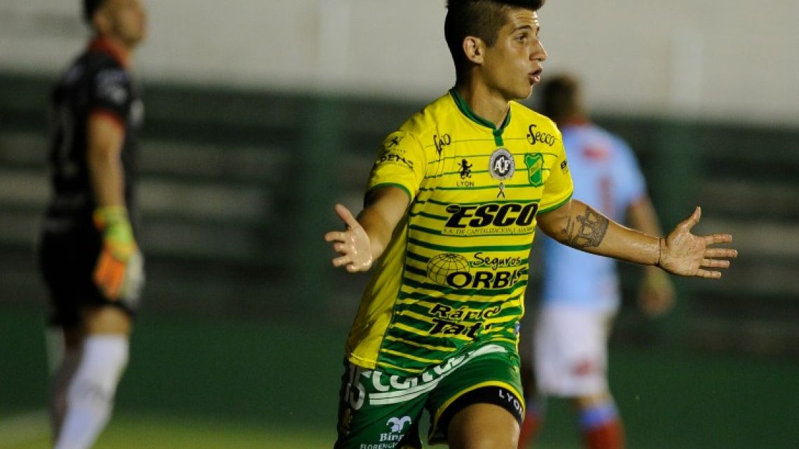 Defensa le ganó un duelo de rivales directos a Arsenal | 442