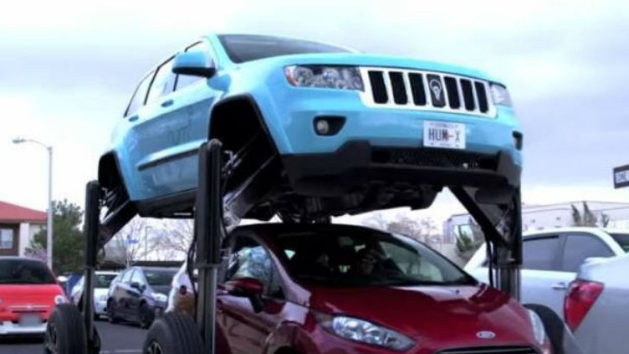 Parabrisas | VIDEO | Un SUV que elude los embotellamientos "por arriba"