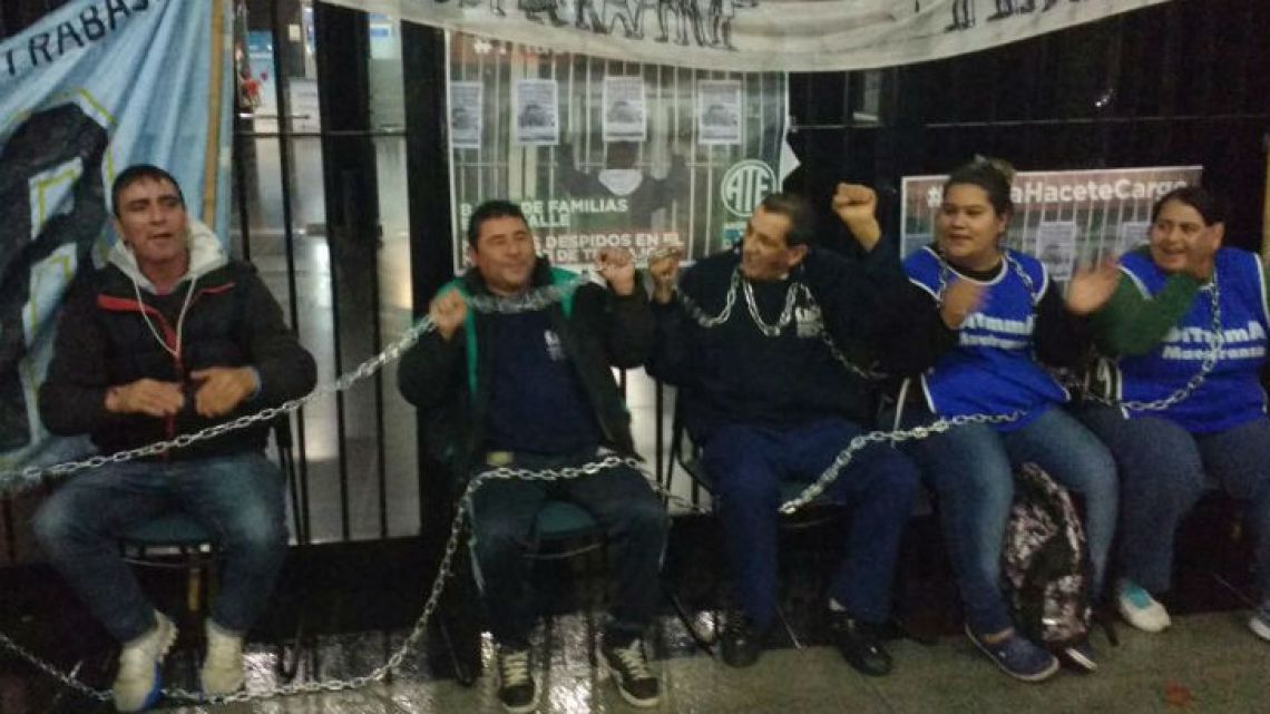 Trabajadores despedidos se encadenaron al Ministerio de Trabajo | Perfil