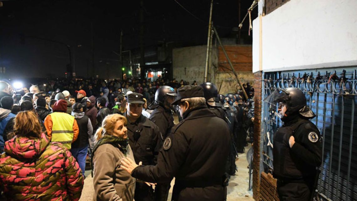 Quiénes son los policías detenidos por los allanamientos en La Salada | Perfil