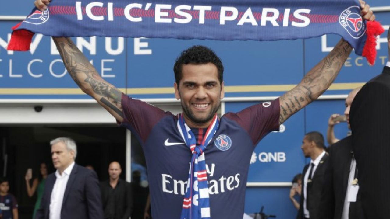 442 | Dani Alves fue presentado como nuevo jugador del PSG
