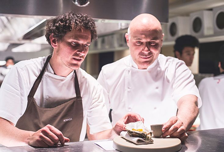 Los chefs se juntan para cocinar a ‘cuatro manos’ y atraer más clientes ...