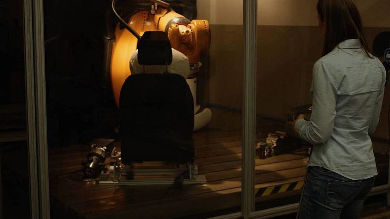 Parabrisas | Robutt, el robot de Ford que simula el trasero humano