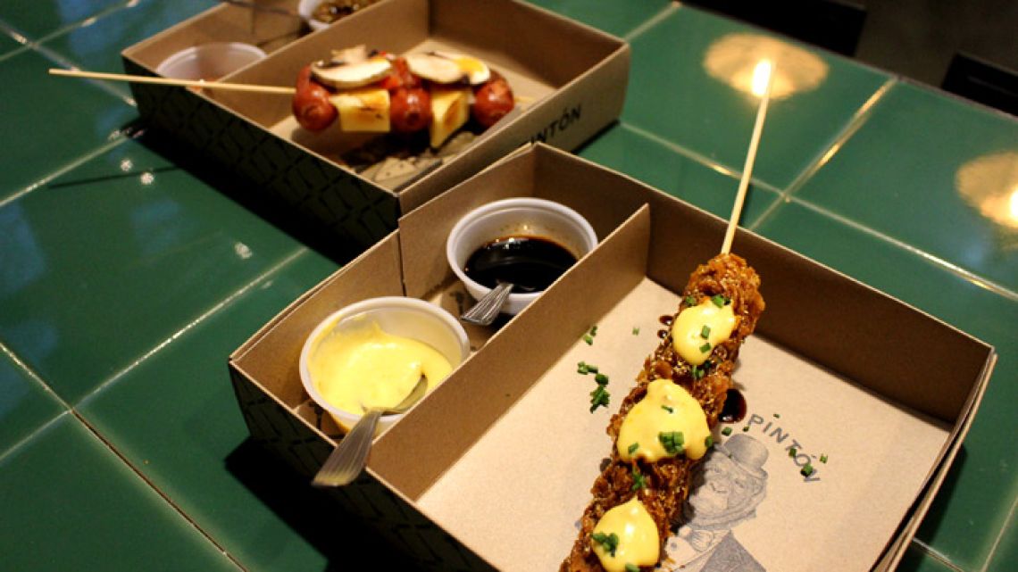 Cómo hacer pinchos de pollo crocantes y de salchichas con queso | Perfil