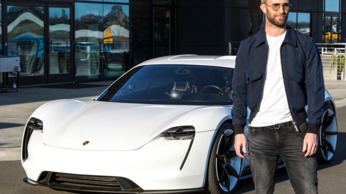 Adam Levine de Maroon 5 y su experiencia con un Porsche eléctrico ...