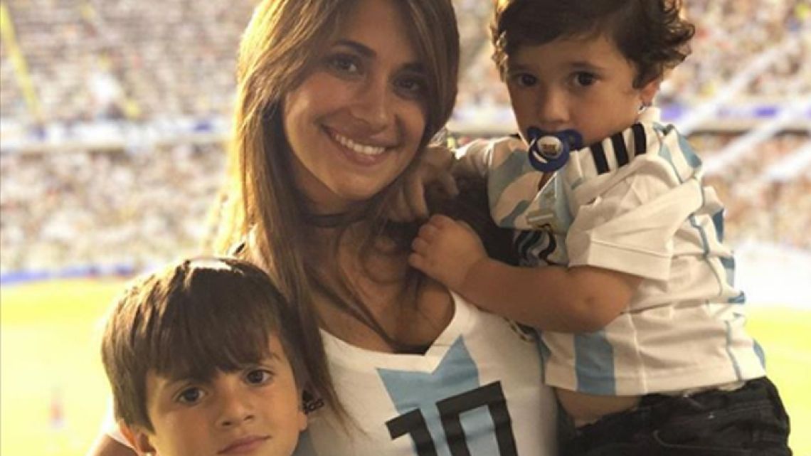 El tierno video de Thiago y Mateo Messi alentando a la Argentina tras ...