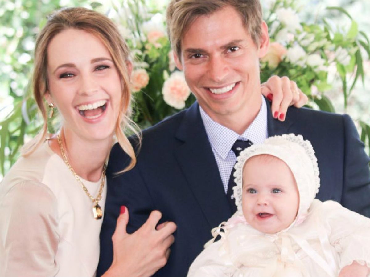 Caras | Carlos Baute y su esposa bautizaron a su hija, Liene