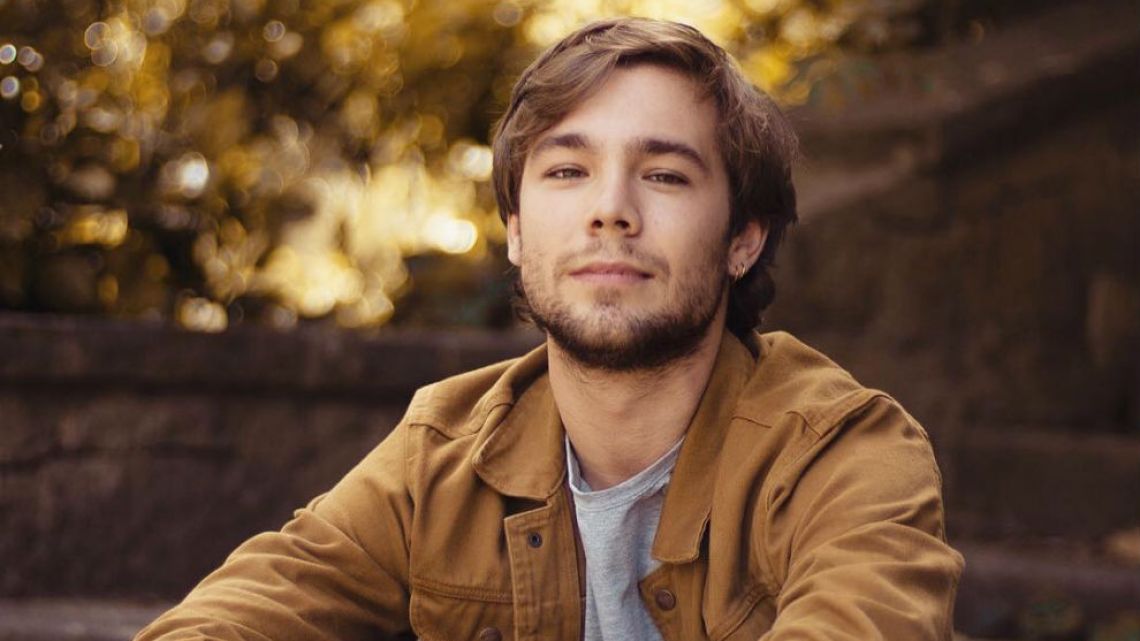 El desnudo de Carlos Cuevas, "Pol Rubio" de Merlí, en la red | Exitoina