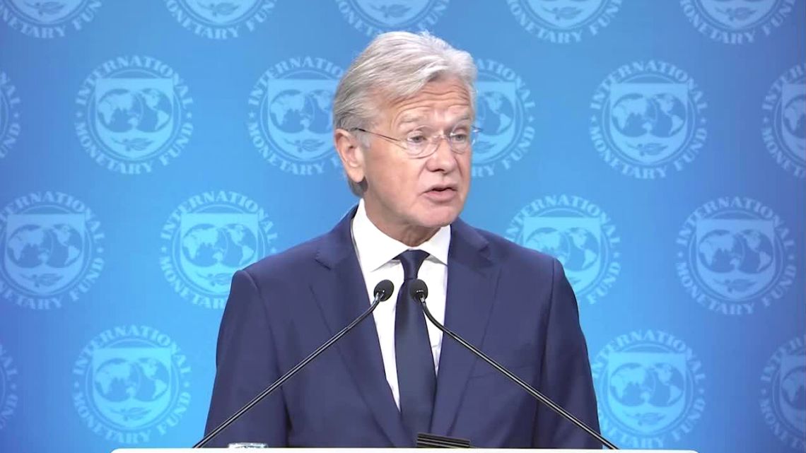 El FMI dice haber "tomado nota" de la renuncia de Caputo y respaldó la ...
