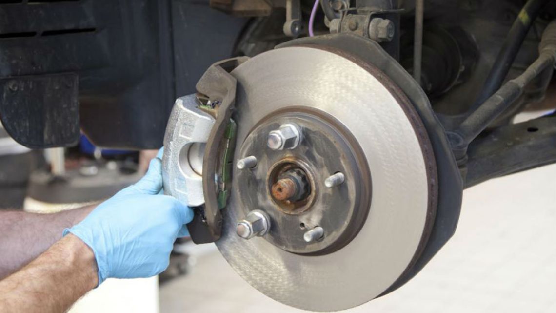 Cómo purgar los frenos de un auto | Parabrisas