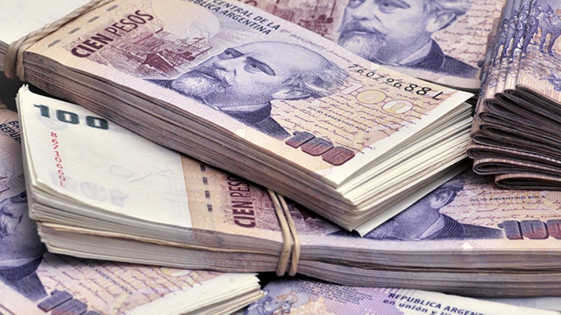 Dollar Jumps Close To 45 Pesos Country Risk Soars Above 900 Points