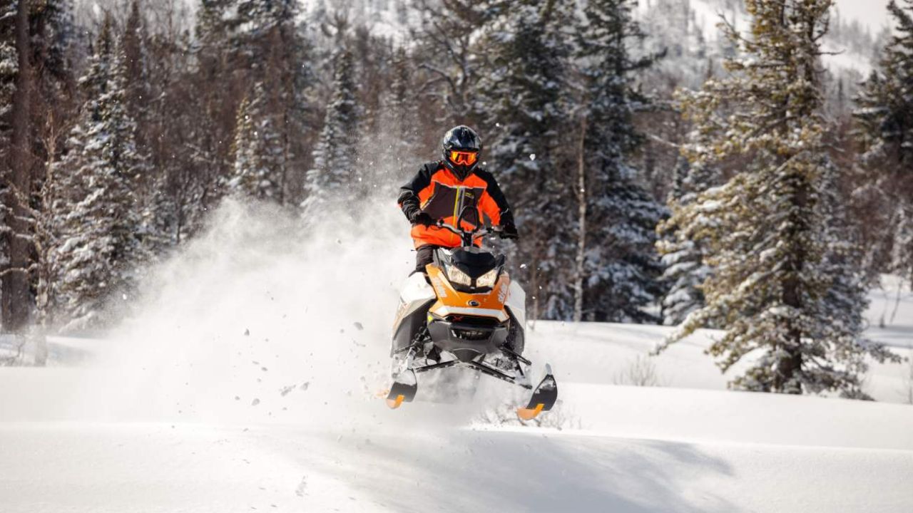 Cómo se vive la montaña en moto de nieve | Weekend