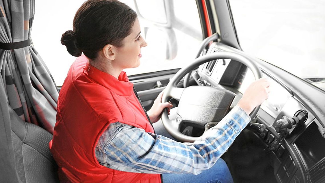 Buscan más conductoras para camiones y transporte público | Perfil