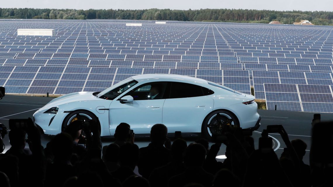Porsche presentó su nuevo automóvil totalmente eléctrico de US$185.000 ...