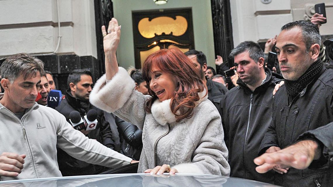 CFK vuelve mañana y se prepara para declarar poco antes de asumir | Perfil
