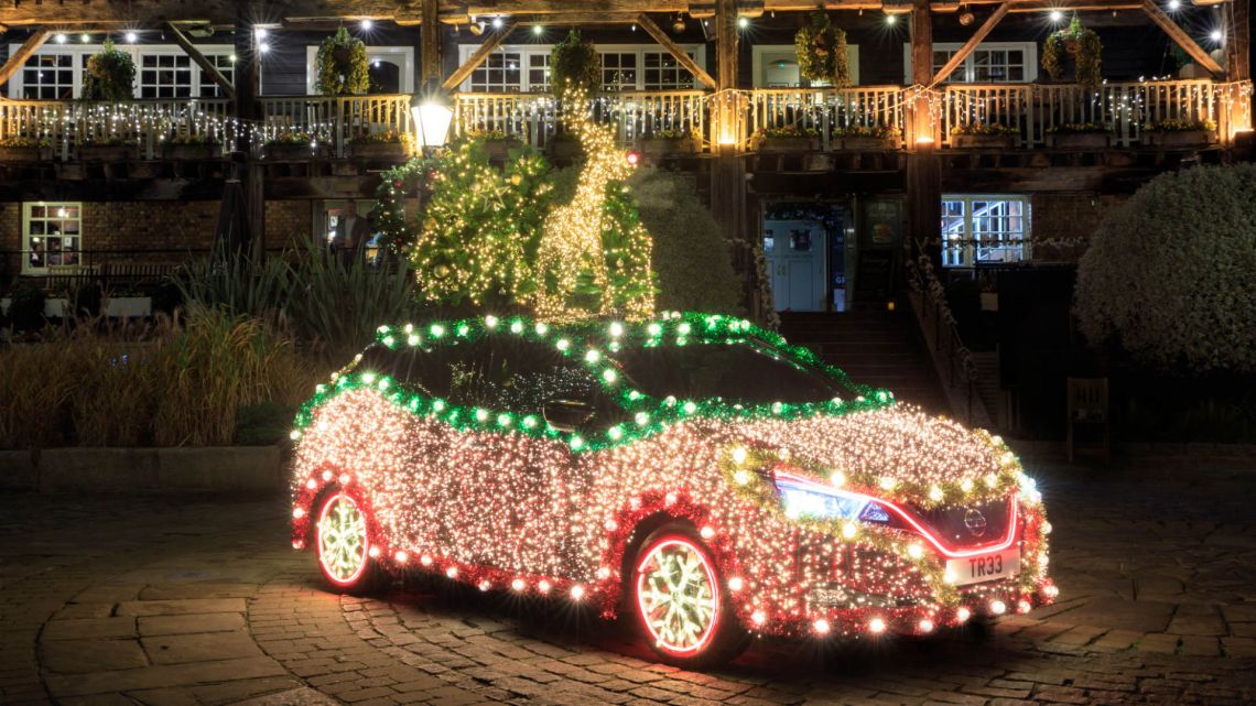 Convirtieron un Nissan Leaf en un árbol de Navidad sobre ruedas ...