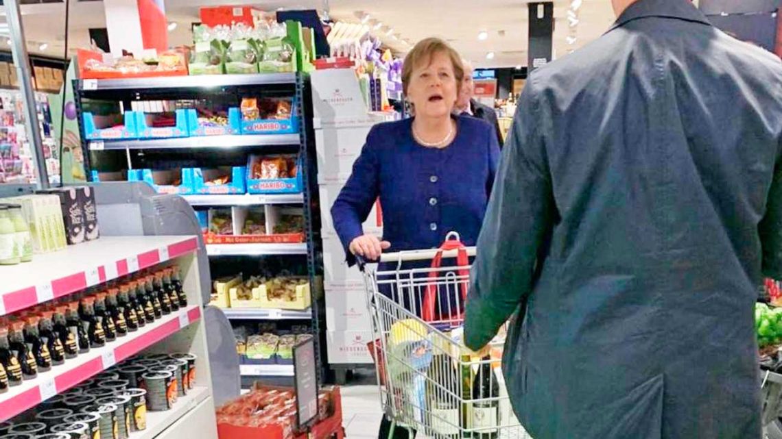 Merkel de compras en el supermercado, el clásico que ni el virus logró ...