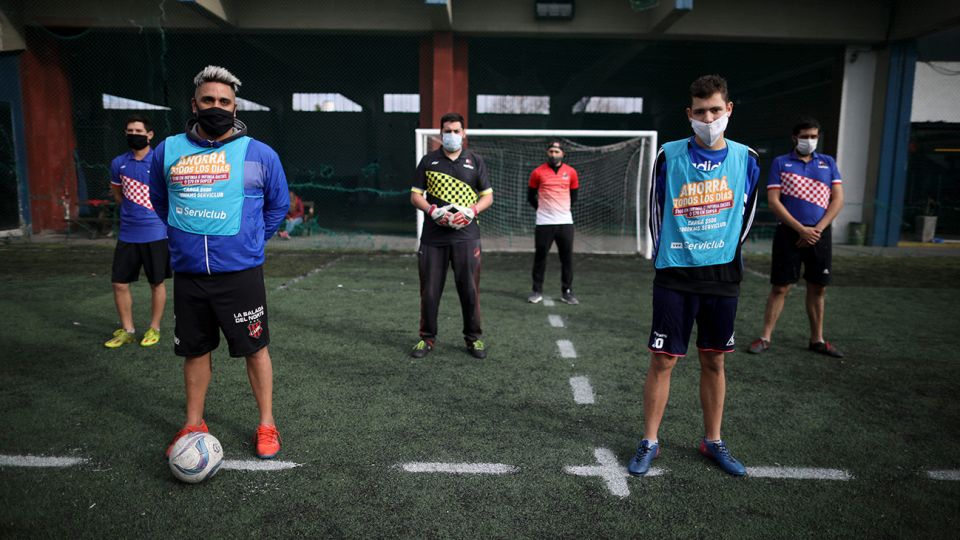 Metegol humano: How to play football during the pandemic | Buenos Aires ...