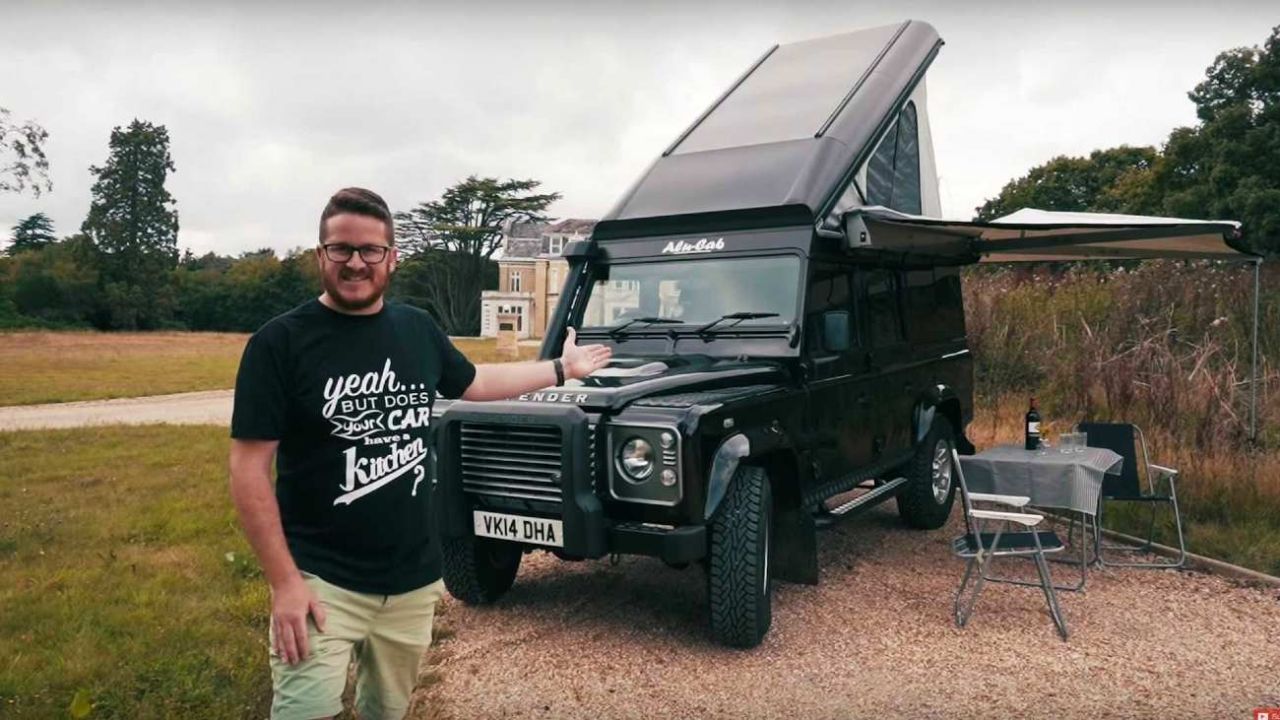 Mucho con poco: convierten un Land Rover Defender en un completo camper ...