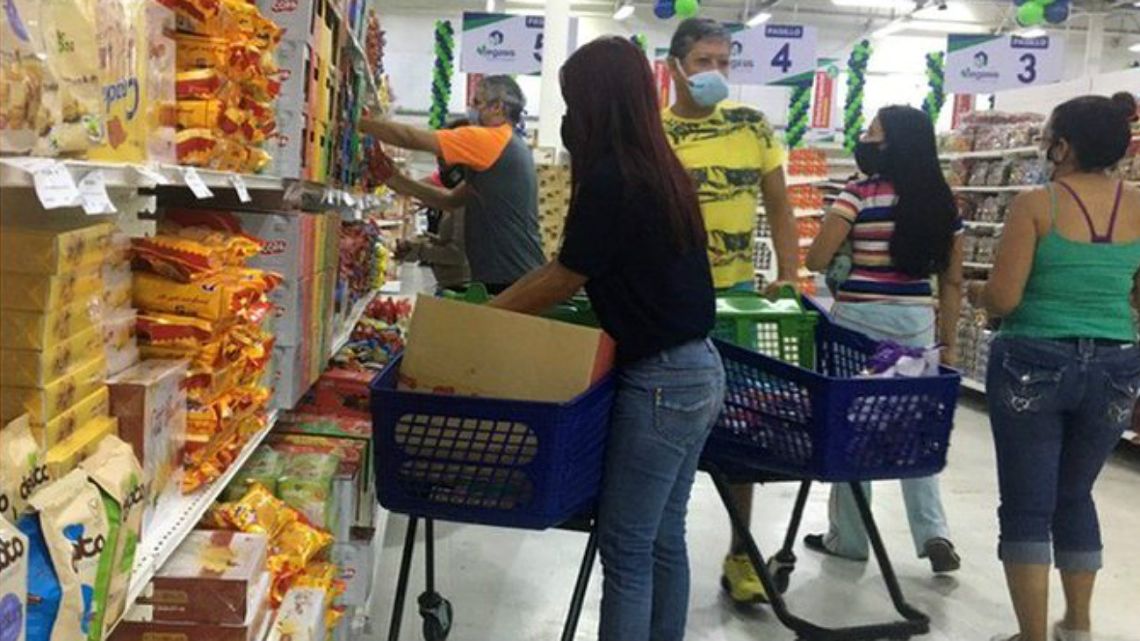 Largas filas de clientes en Megasis, el primer supermercado iraní en ...