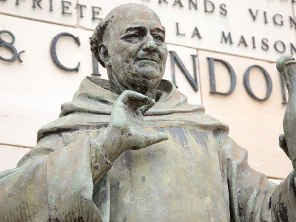 El 4 de agosto 1693 el monje Dom Perignon inventó el Champagne | Radio ...