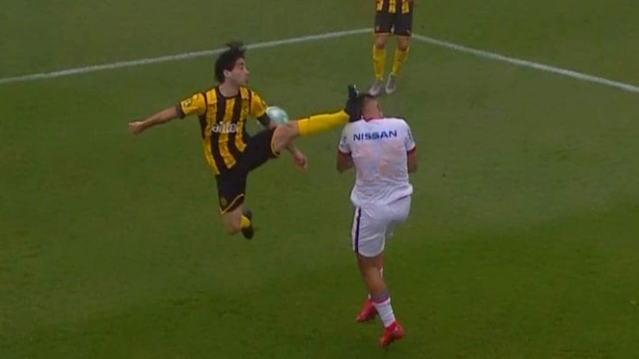 442 | La brutal patada en el clásico uruguayo Nacional-Peñarol
