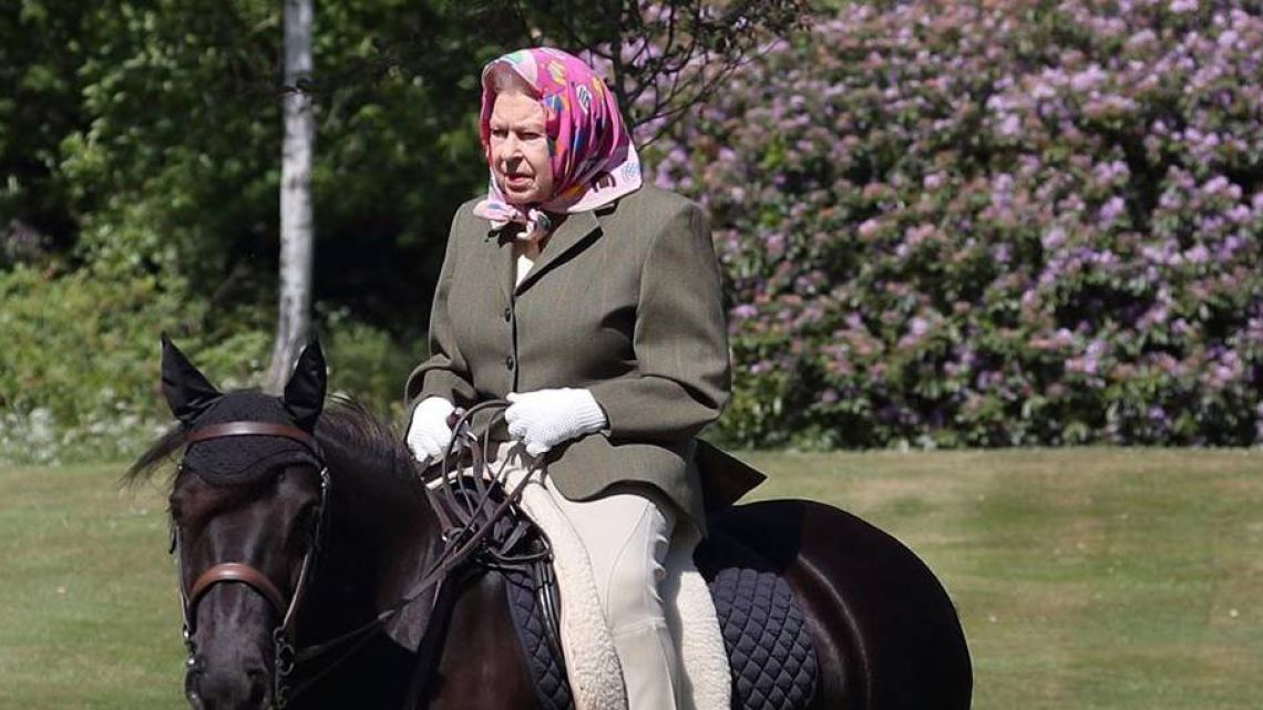 La Reina Isabel II devastada por la muerte de un ser muy querido | Caras