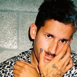 Caras | Ricky Montaner se animó a un excéntrico nuevo look