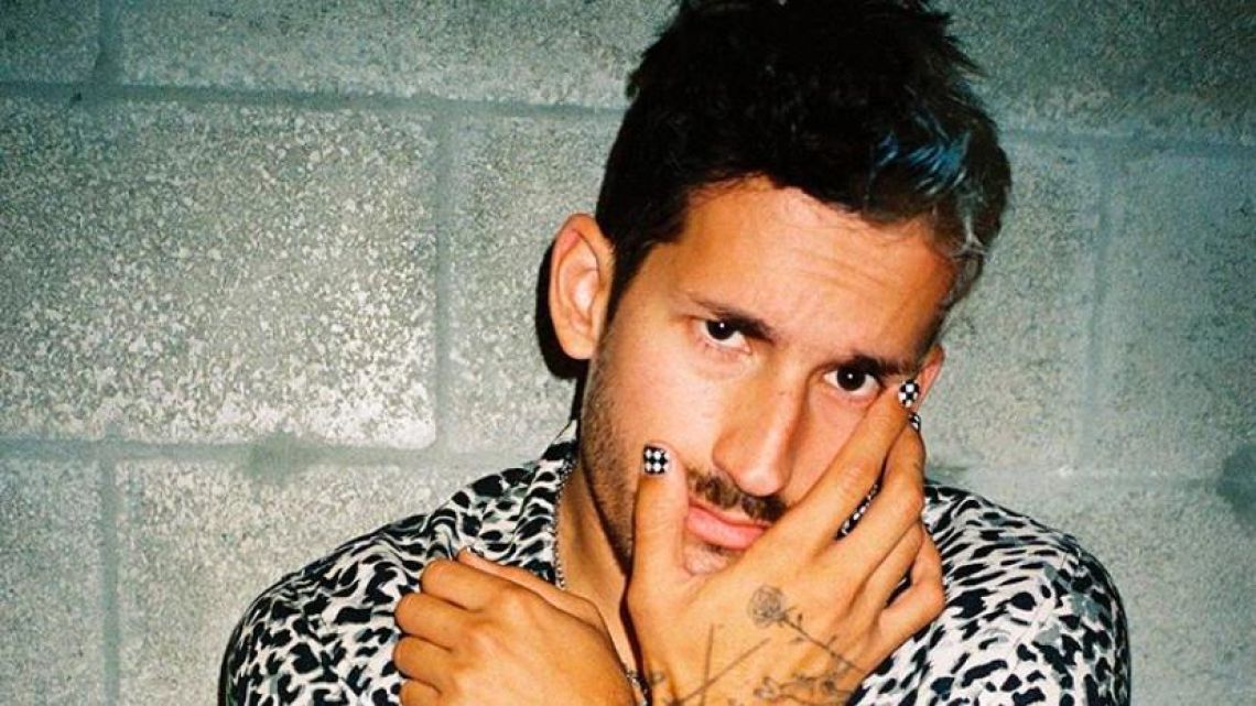 Ricky Montaner se animó a un excéntrico nuevo look | Caras