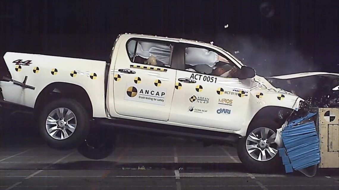 Crash test para las nuevas Toyota Hilux, SW4 y Corolla Cross | Parabrisas