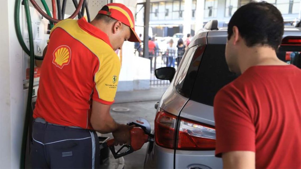 Shell y Axion esta vez se anticiparon a YPF y subieron sus combustibles un 11% promedio | Perfil