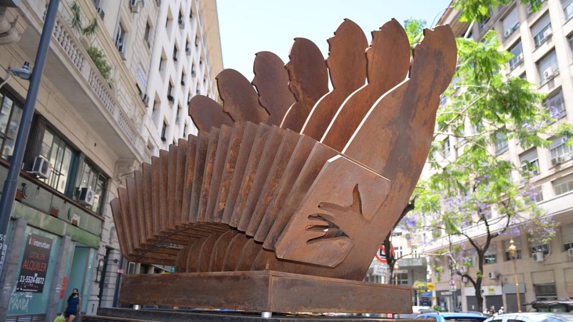 Aníbal Troilo ya tiene su escultura en el centro porteño | Perfil