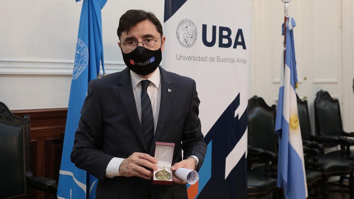 Jorge Fontevecchia recibió el Premio de la UBA a la trayectoria ...